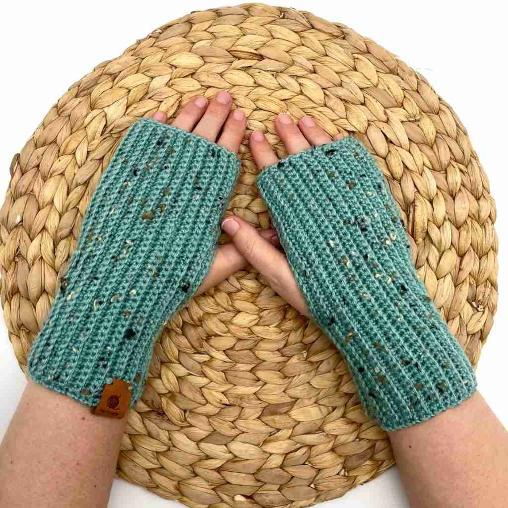 Free and Easy Crochet Fingerless Gloves Pattern - Dreamee Crochet
